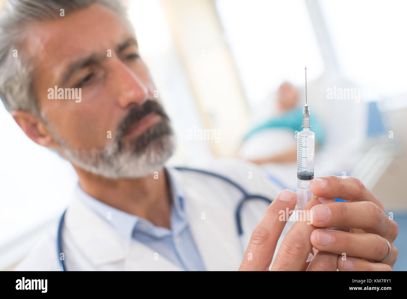 doctor preparing needle Stock Photo - Alamy