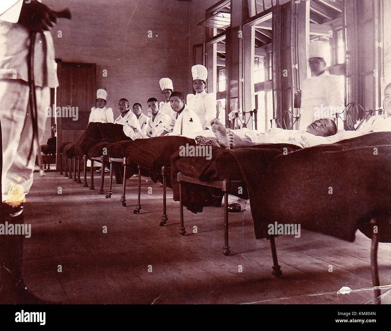 A historical photograph of the interior of a Tokyo hospital in 1904 ...