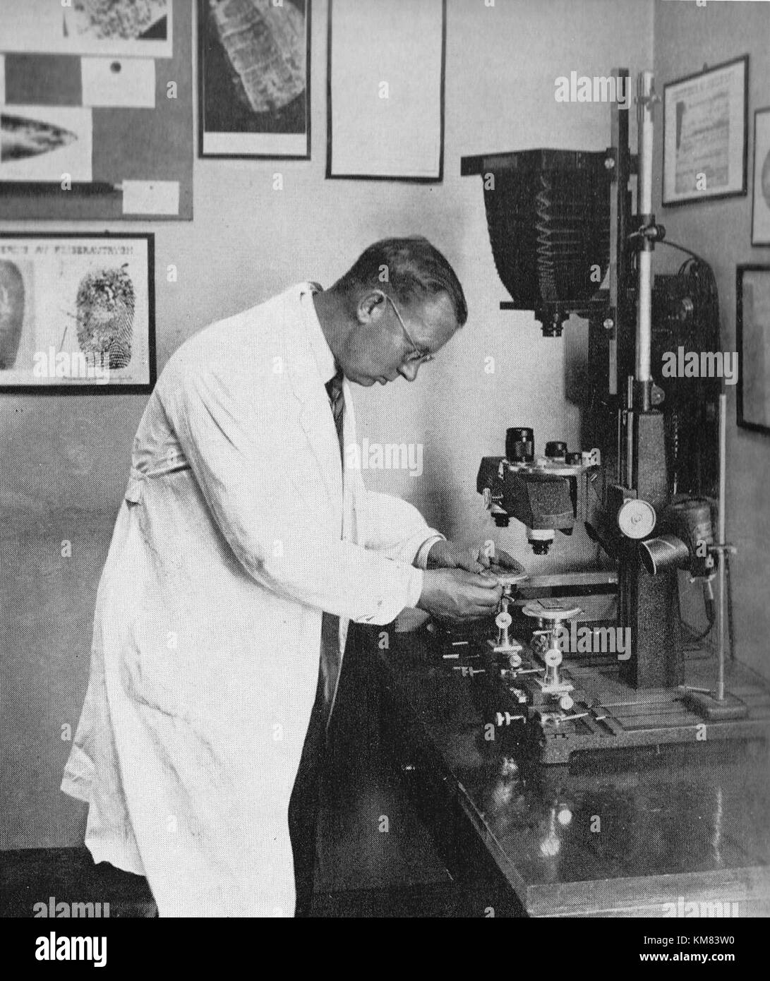 Scientific microscope in laboratory Black and White Stock Photos ...