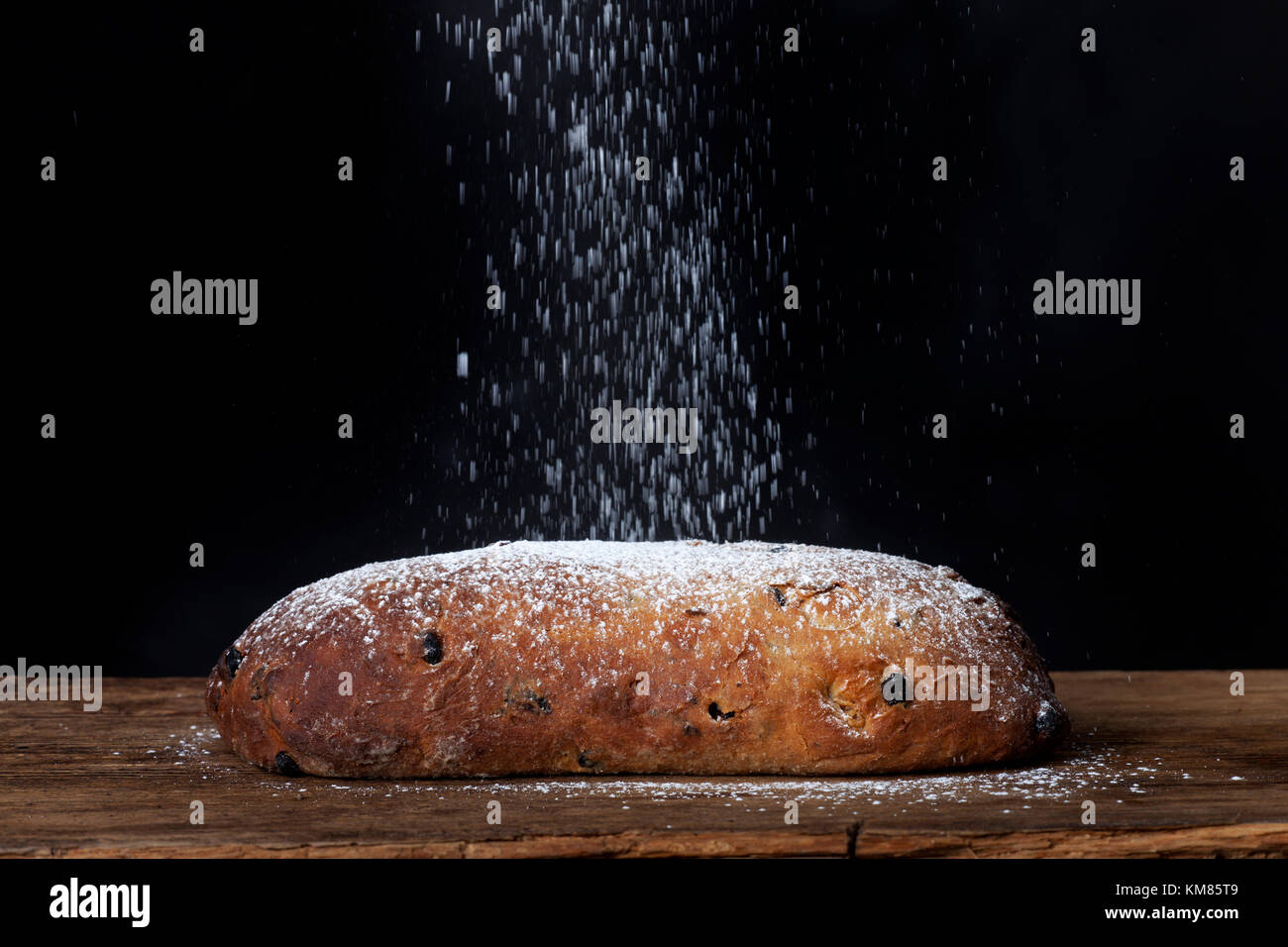 Icing sugar falling hi-res stock photography and images - Alamy