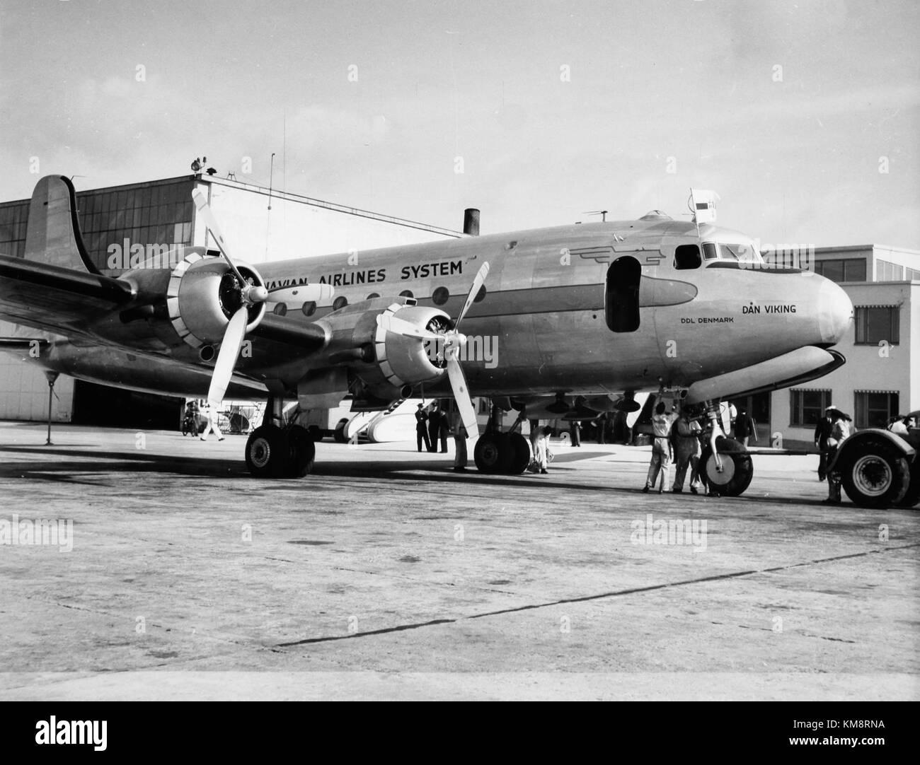 SAS DC 4, Dan Viking, OY DFI, the first SAS flight over NYC, New York ...
