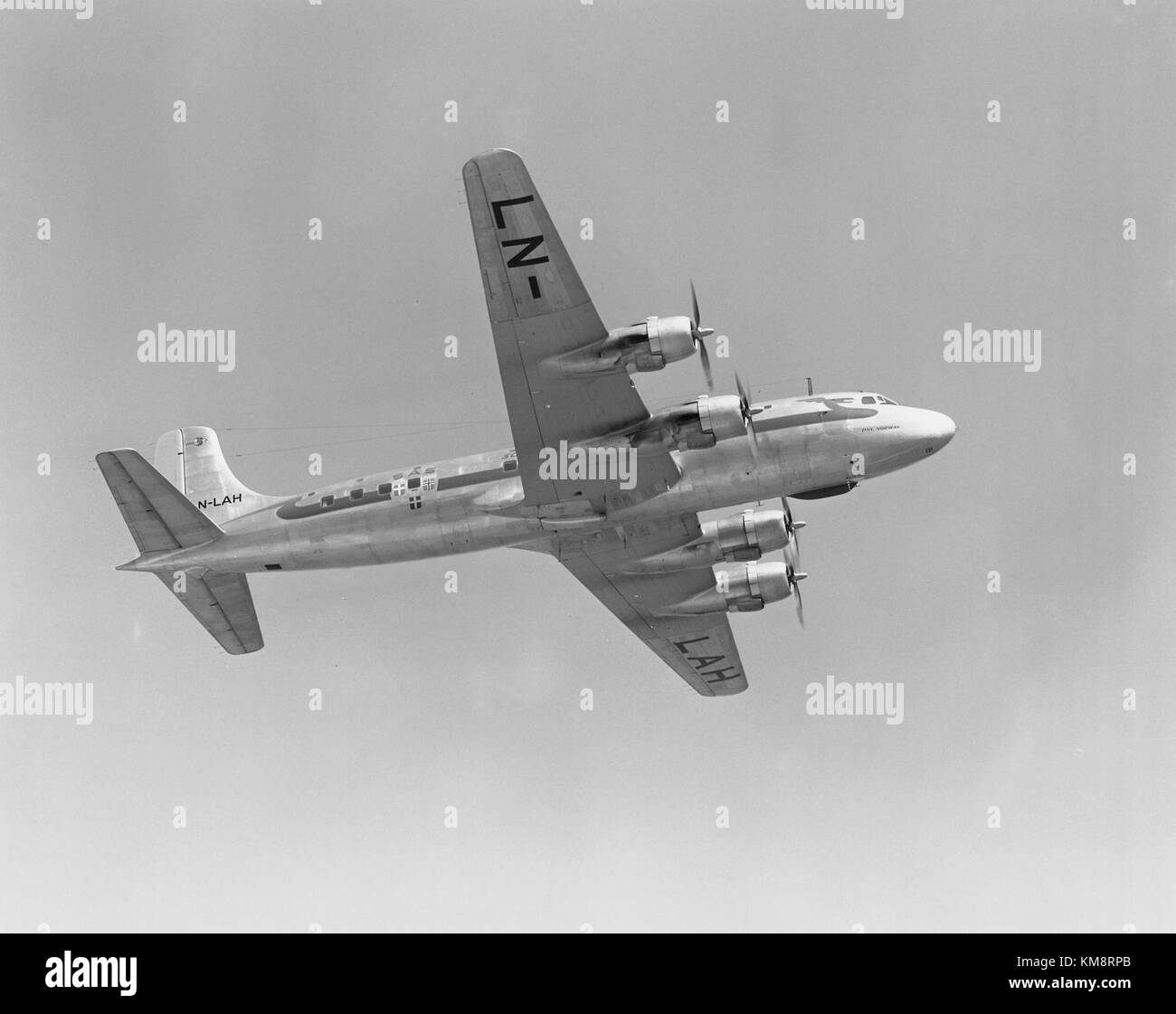 SAS DC-6 aircraft, registration LN-LAH, named Harald Viking, flying in ...