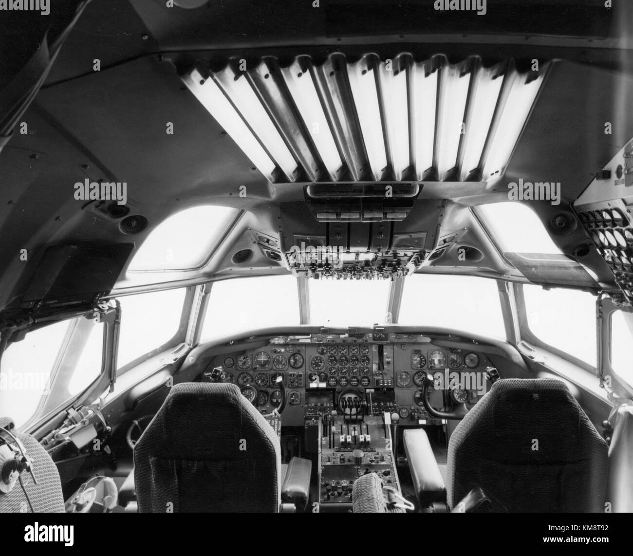 SAS DC 8 33 flight deck Stock Photo - Alamy