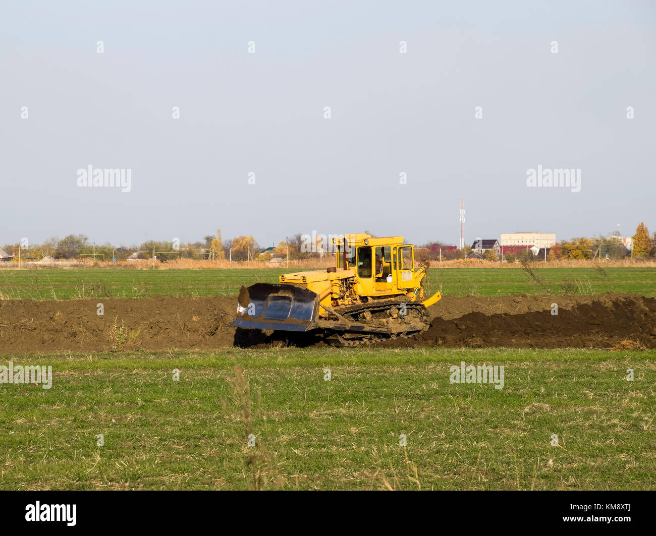 Bulldozer levels ground construction site hi-res stock photography and ...