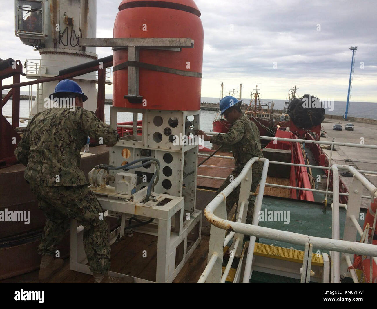 sailors from undersea rescue command (urc) and argentines load ...