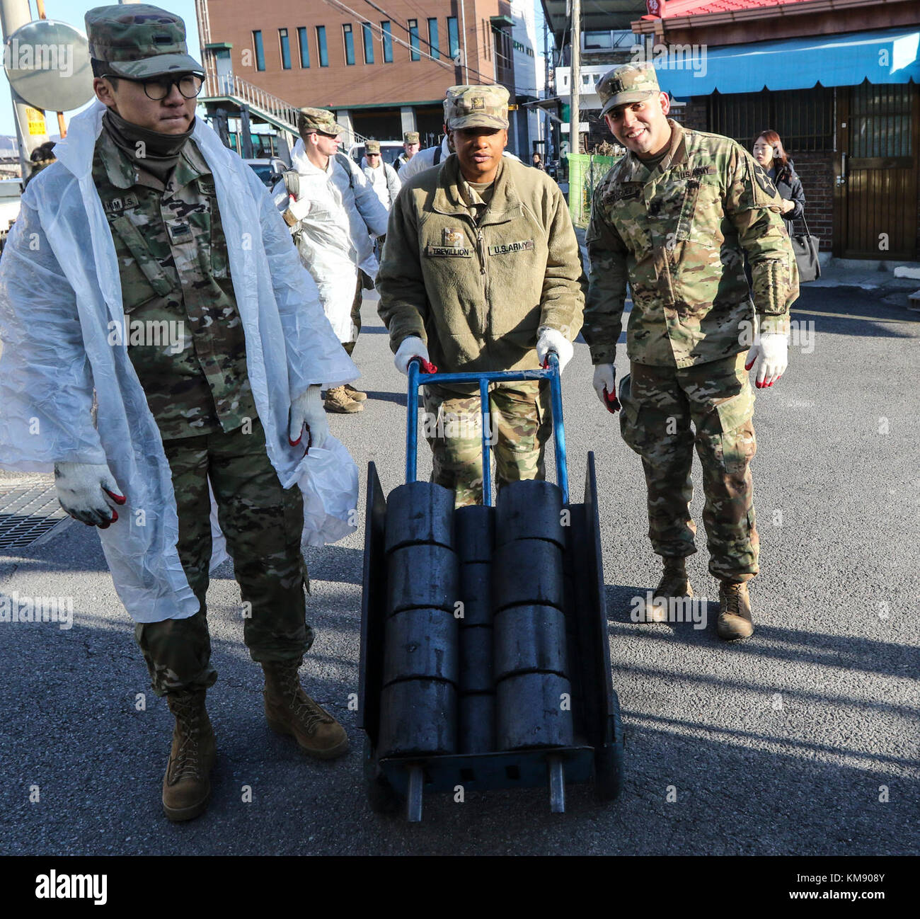 soldiers with 210th field artillery brigade, 2nd infantry division/rok ...