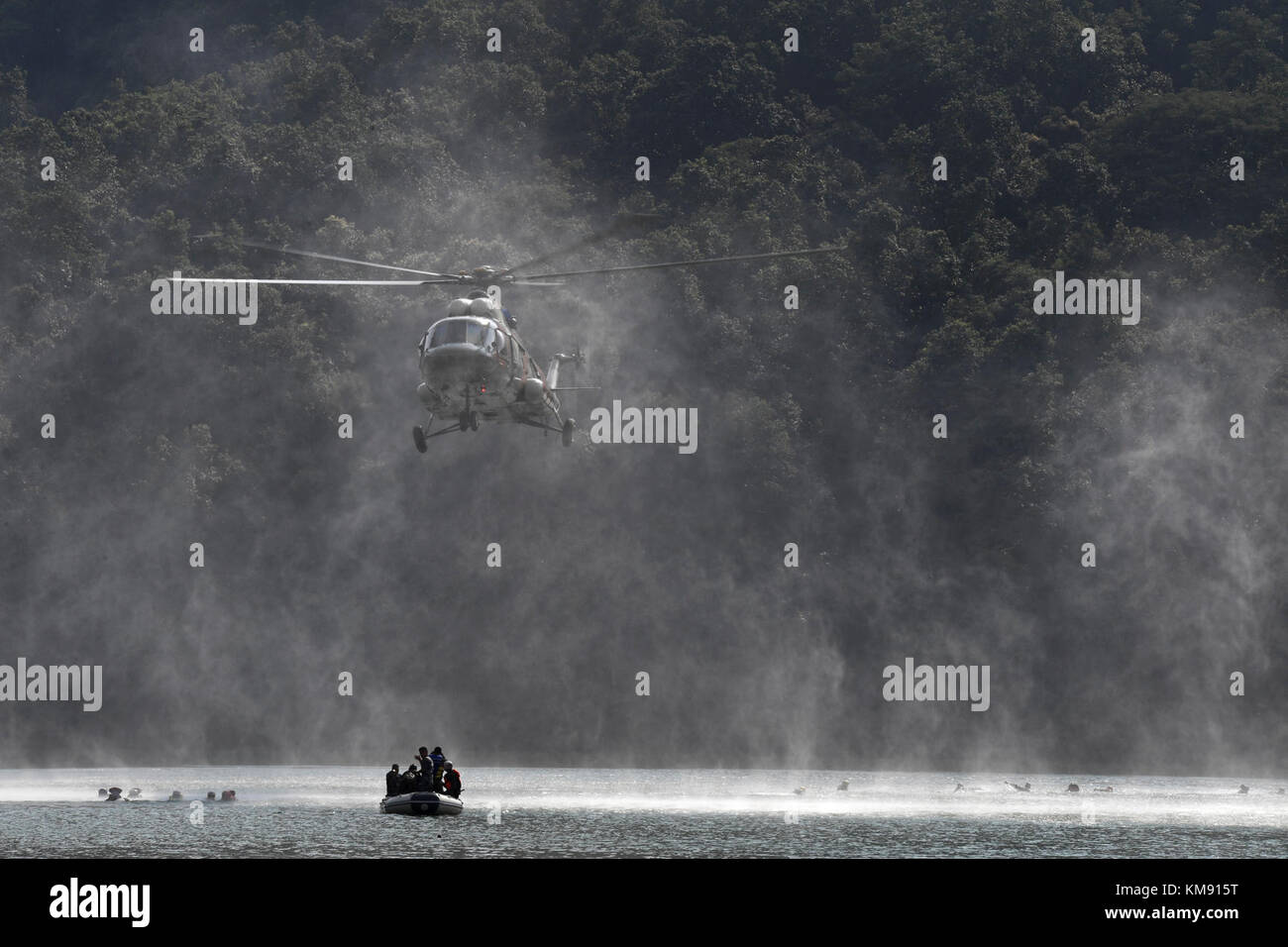 Nepalese Mahabir Rangers helicopter cast from a Mi-17 during exercise ...