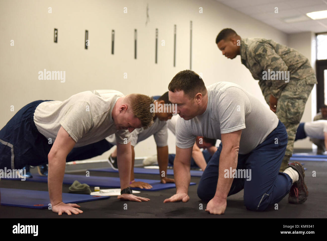 U.S. Air Force members of the 145 Airlift Wing motivate one another ...
