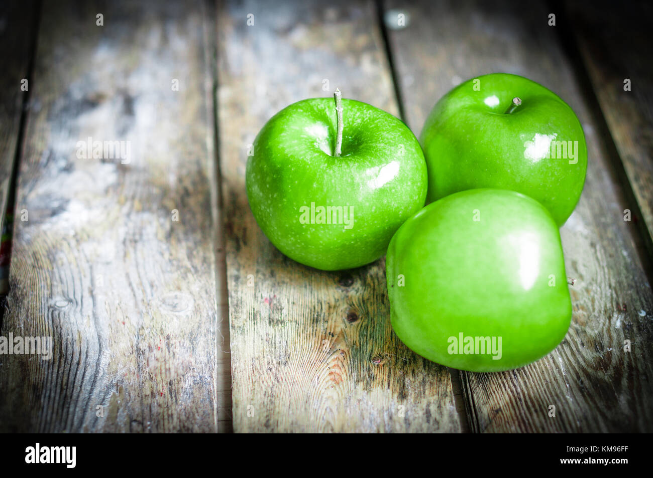 Fresh Farm Raised Apples On Rustic Wooden Background Stock Photo - Alamy