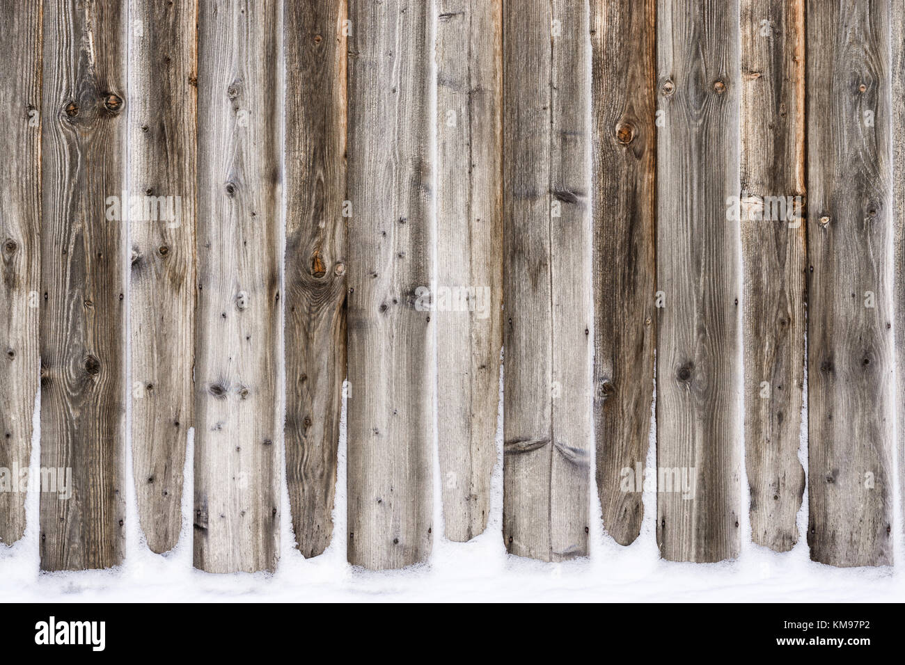 Old vintage wooden wall with snow. Winter and christmas background ...