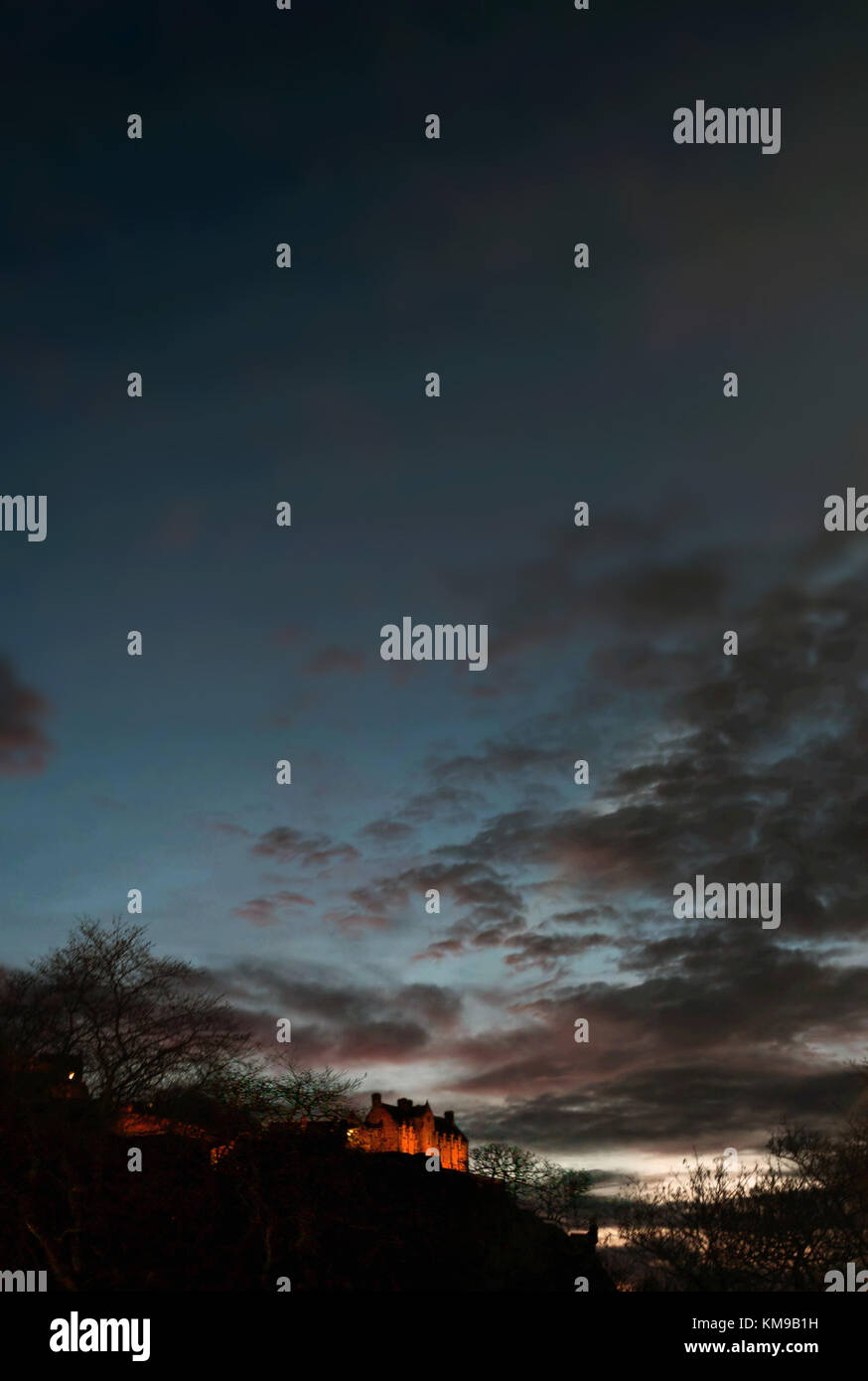 Dusk over edinburgh castle hi-res stock photography and images - Alamy