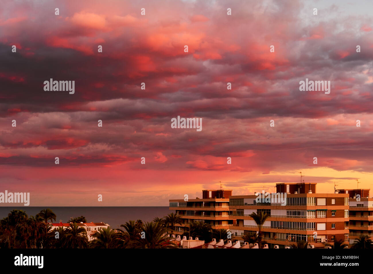 Beautiful sunset cloudy scenery hi-res stock photography and images - Alamy