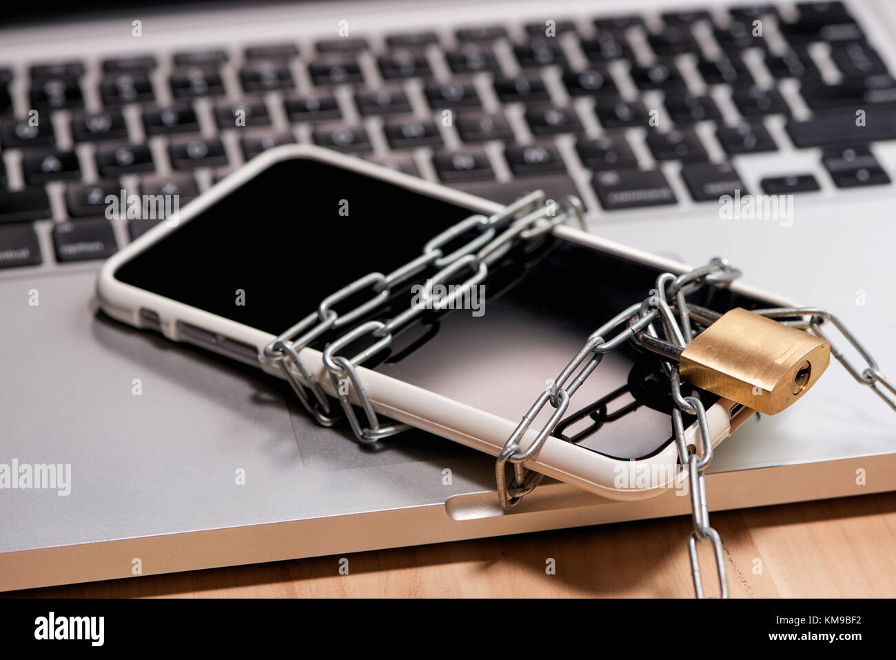 Smartphone unsafe hi-res stock photography and images - Alamy