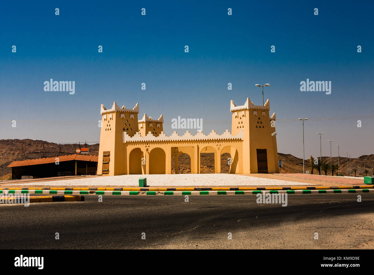 Saudi arabia city architecture desert hi-res stock photography and ...
