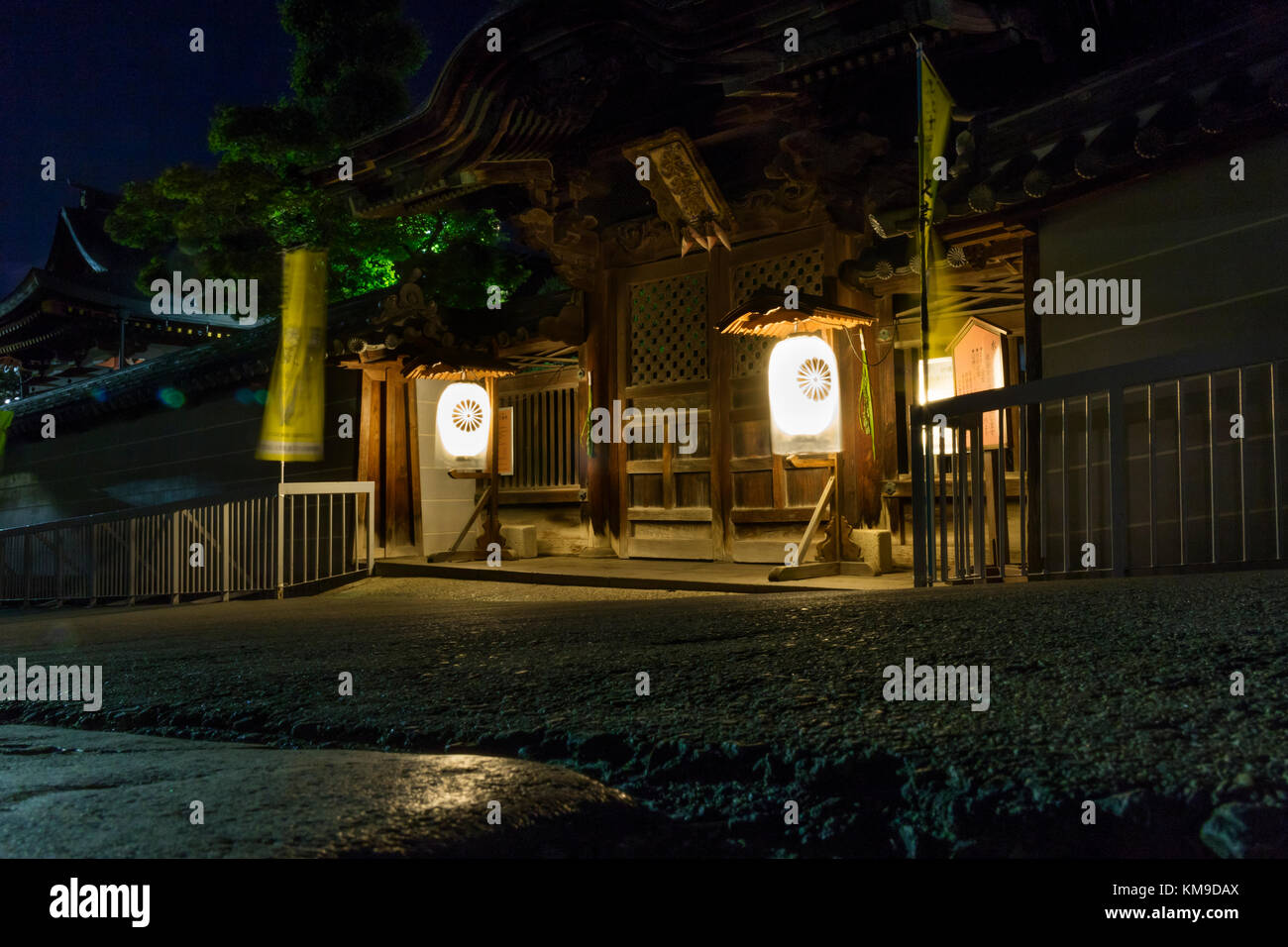 Lanterns japanese temple hi-res stock photography and images - Alamy