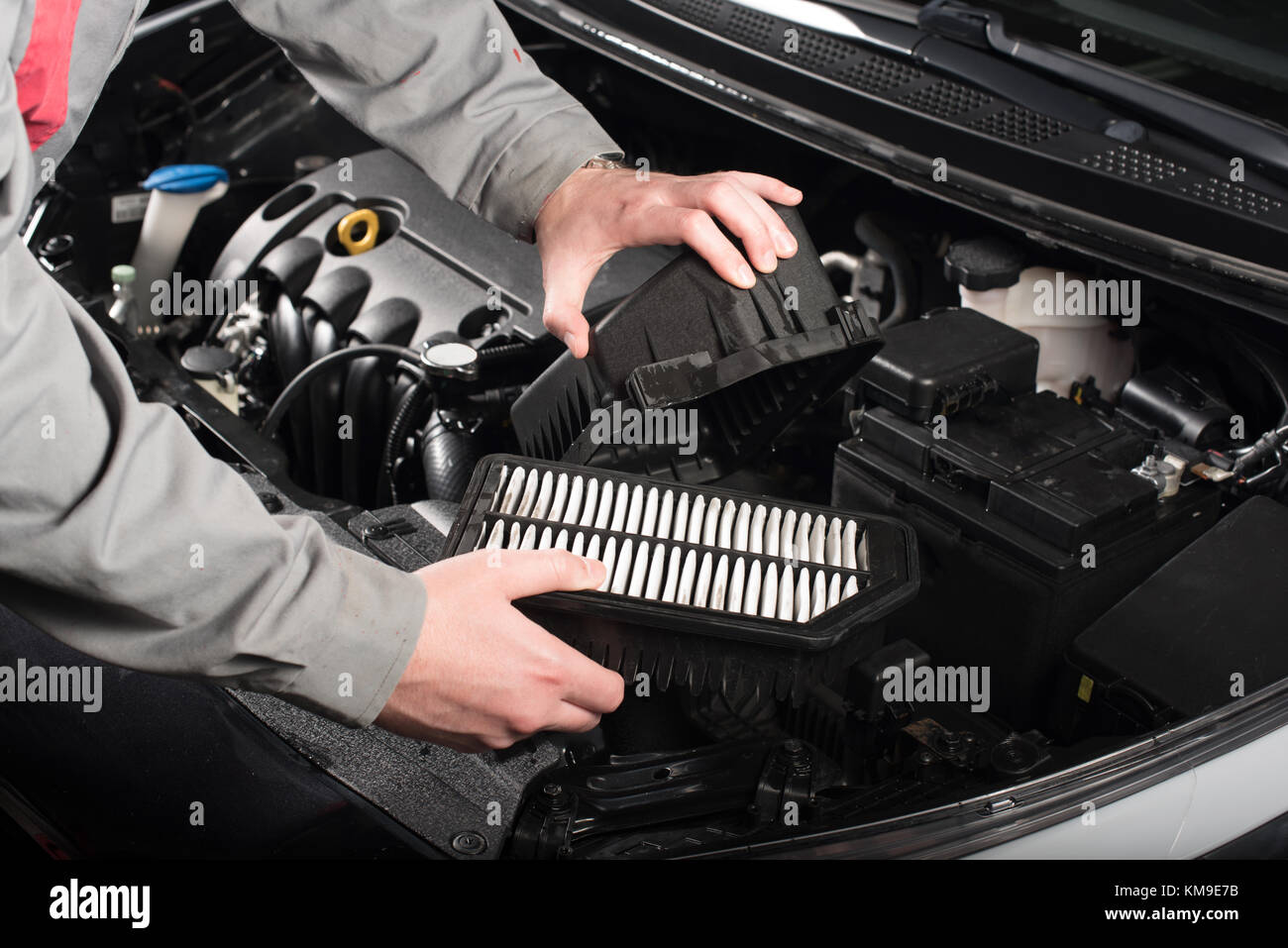 Mechanic changing the air filter on a car Stock Photo - Alamy