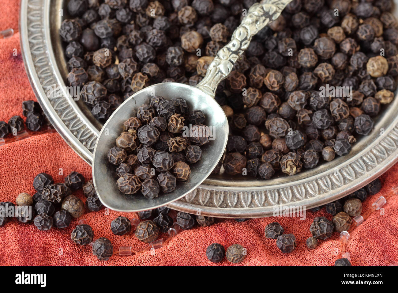 Black pepper on spoon and plate Stock Photo - Alamy