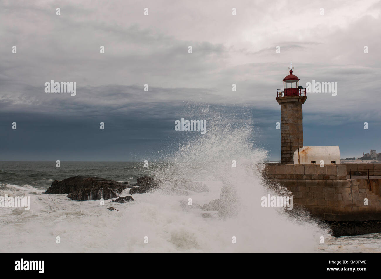 Waves hitting lighthouse hi-res stock photography and images - Alamy