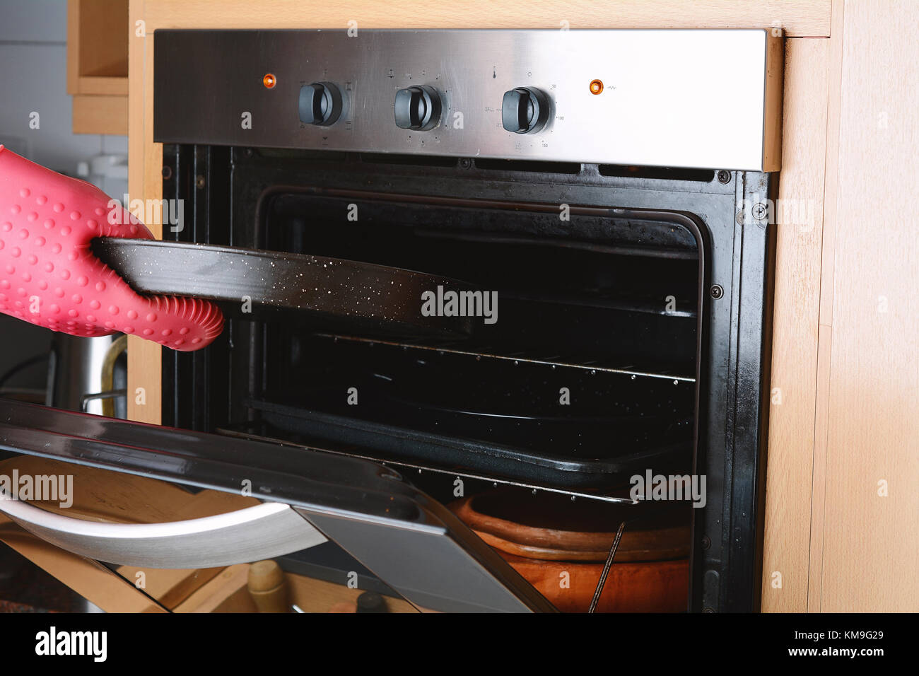Inside oven hi-res stock photography and images - Alamy