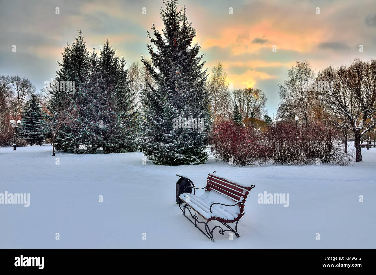 Winter snow scene park bench hi-res stock photography and images - Alamy