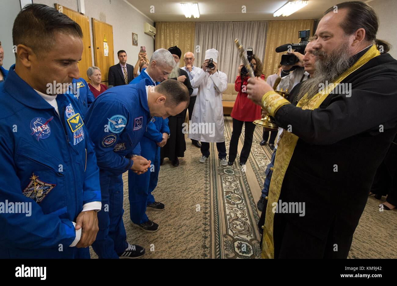 Orthodox priest(l r) hi-res stock photography and images - Alamy