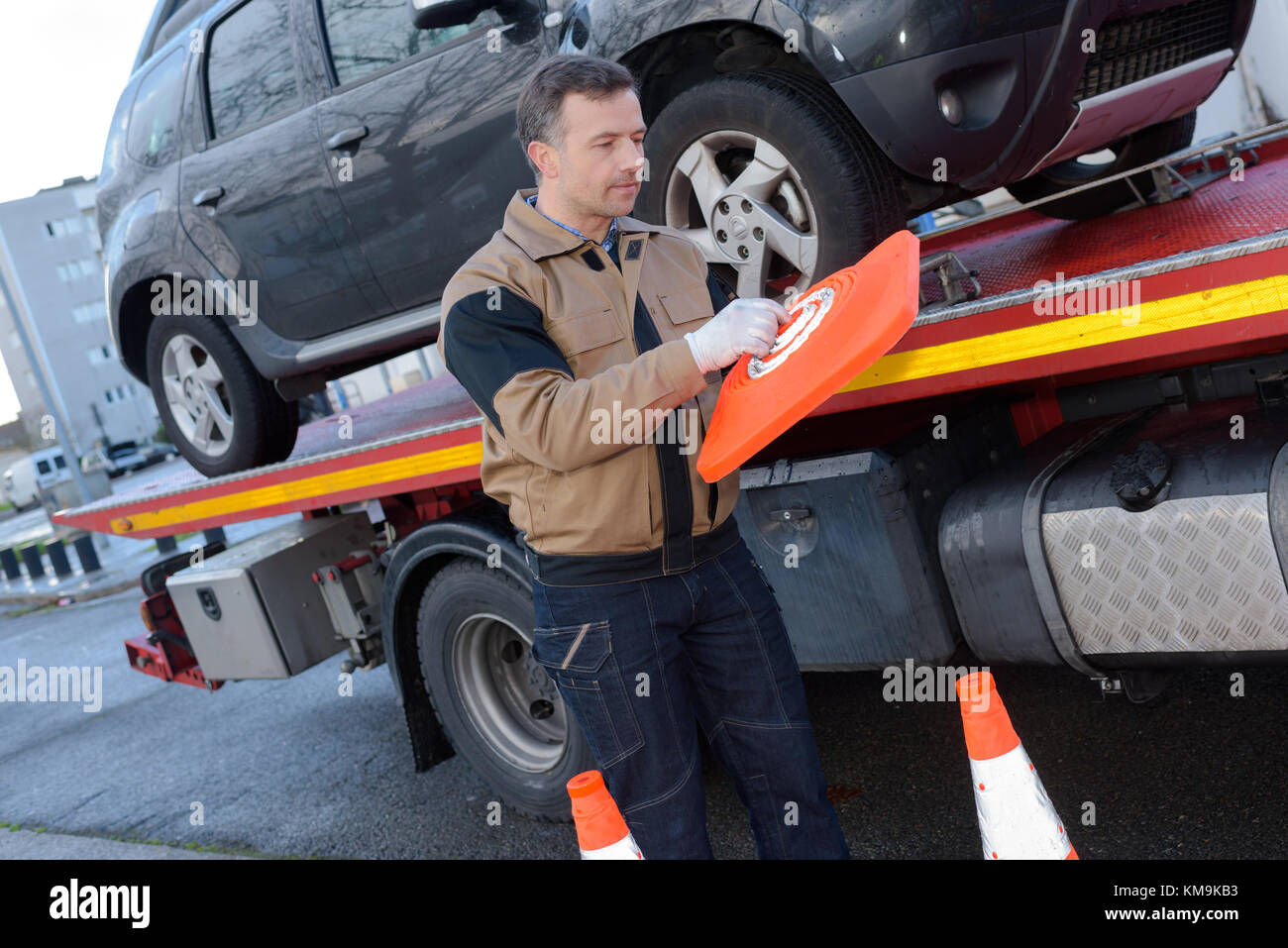 loading broken car on a tow truck on a roadside Stock Photo - Alamy