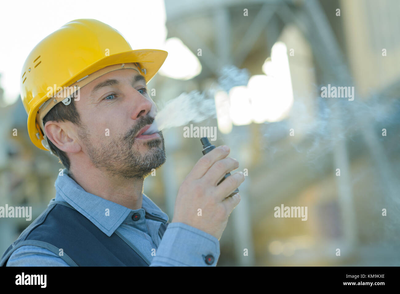 Construction worker smoking hi-res stock photography and images - Alamy