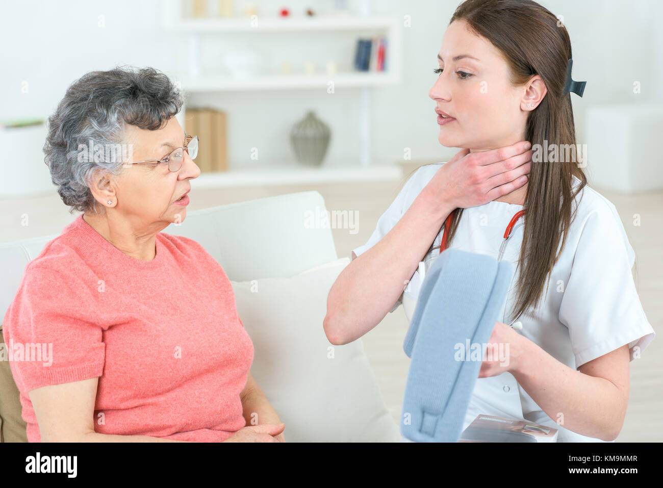 nurse explaining old female patient how to use medical assistance Stock ... nurse explaining old female patient how to use medical assistance Stock ...