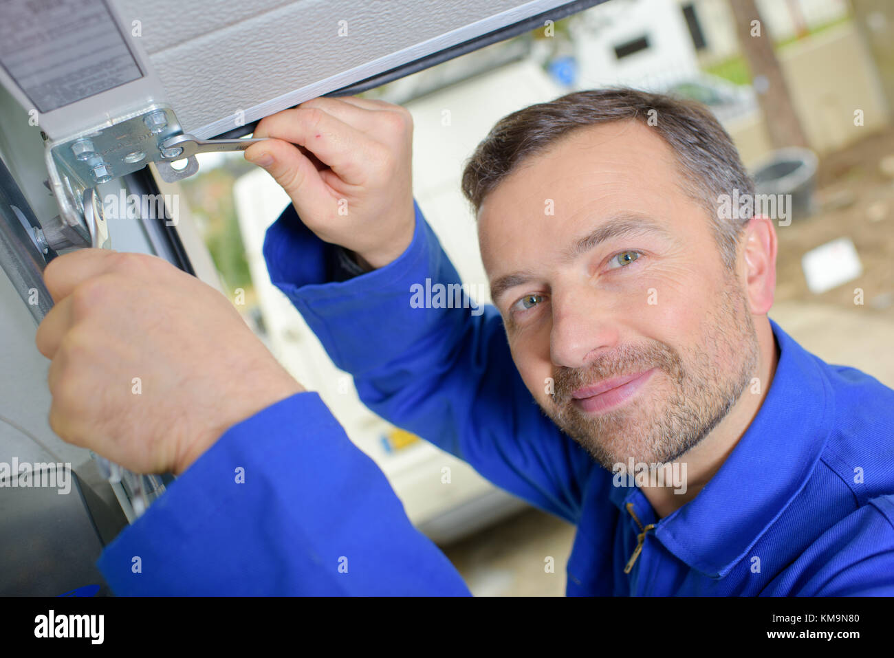 man fixing something Stock Photo - Alamy