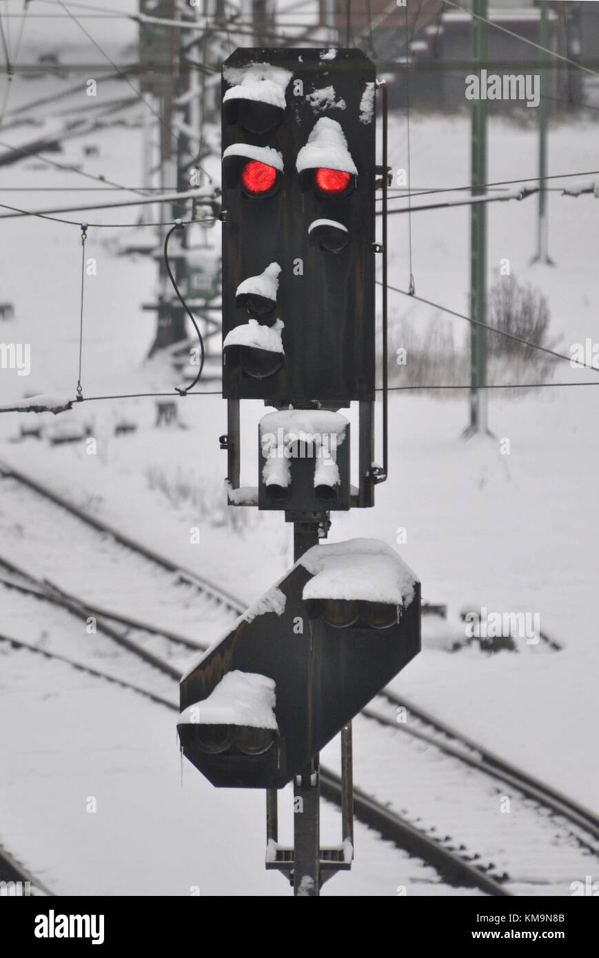 Rotes Signal und Gleise im Schnee am 16.01.2013 im Rangierbahnhof Hagen ...
