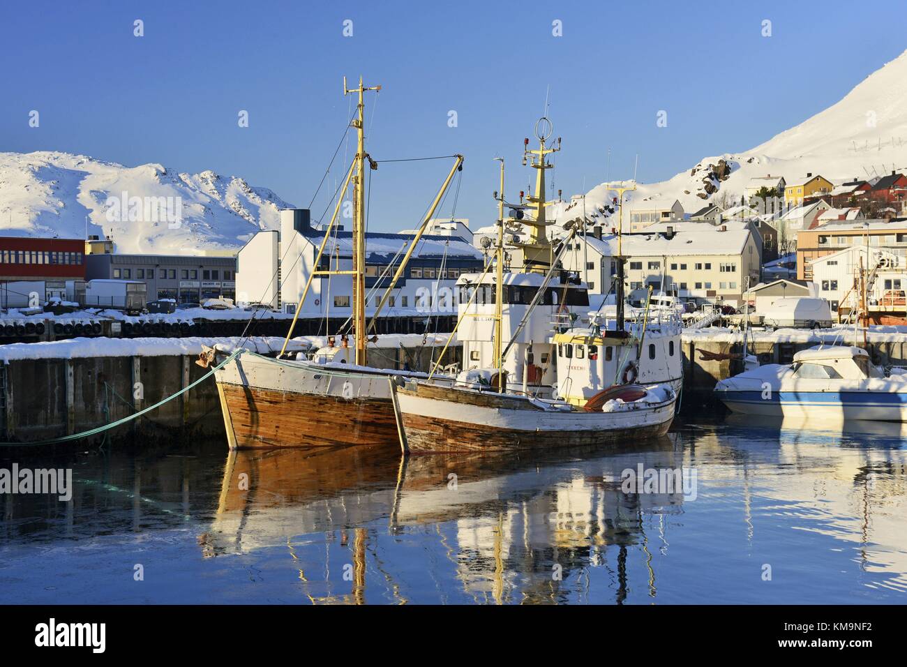 Two small ships hi-res stock photography and images - Alamy