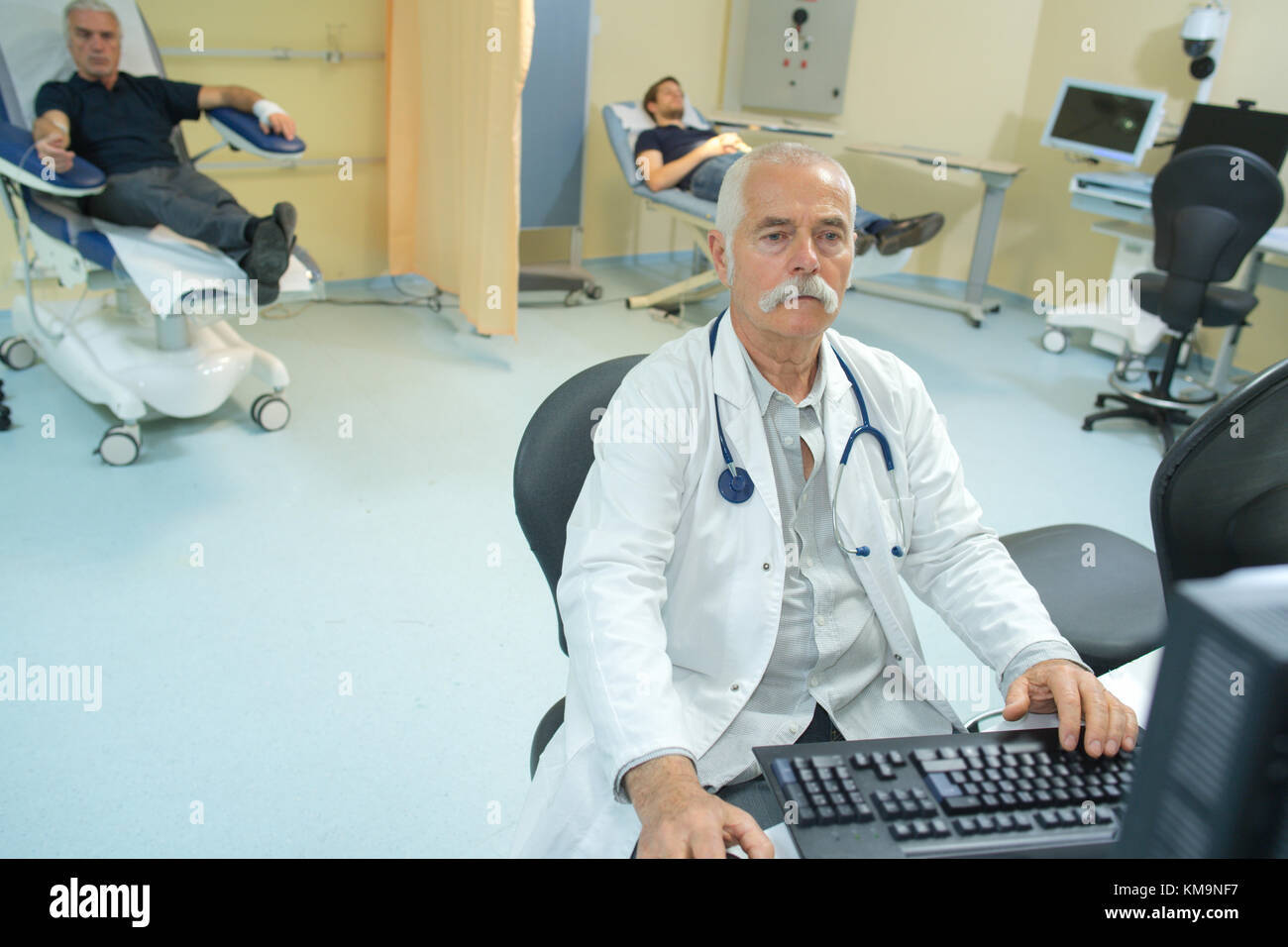 Mature male doctor shows hi-res stock photography and images - Alamy