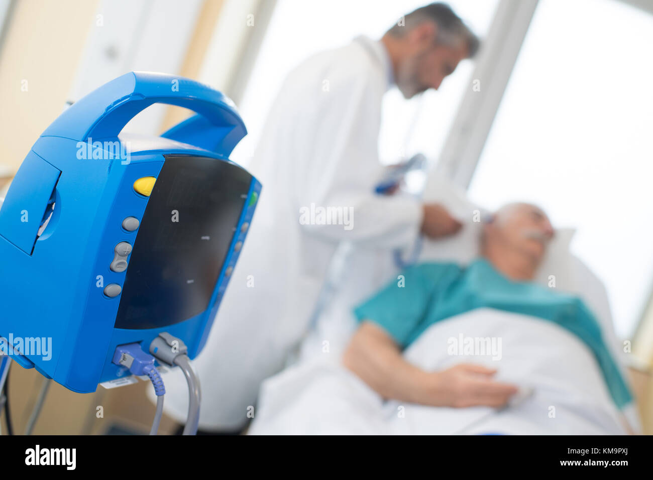 Vital sign monitor in icu hi-res stock photography and images - Alamy