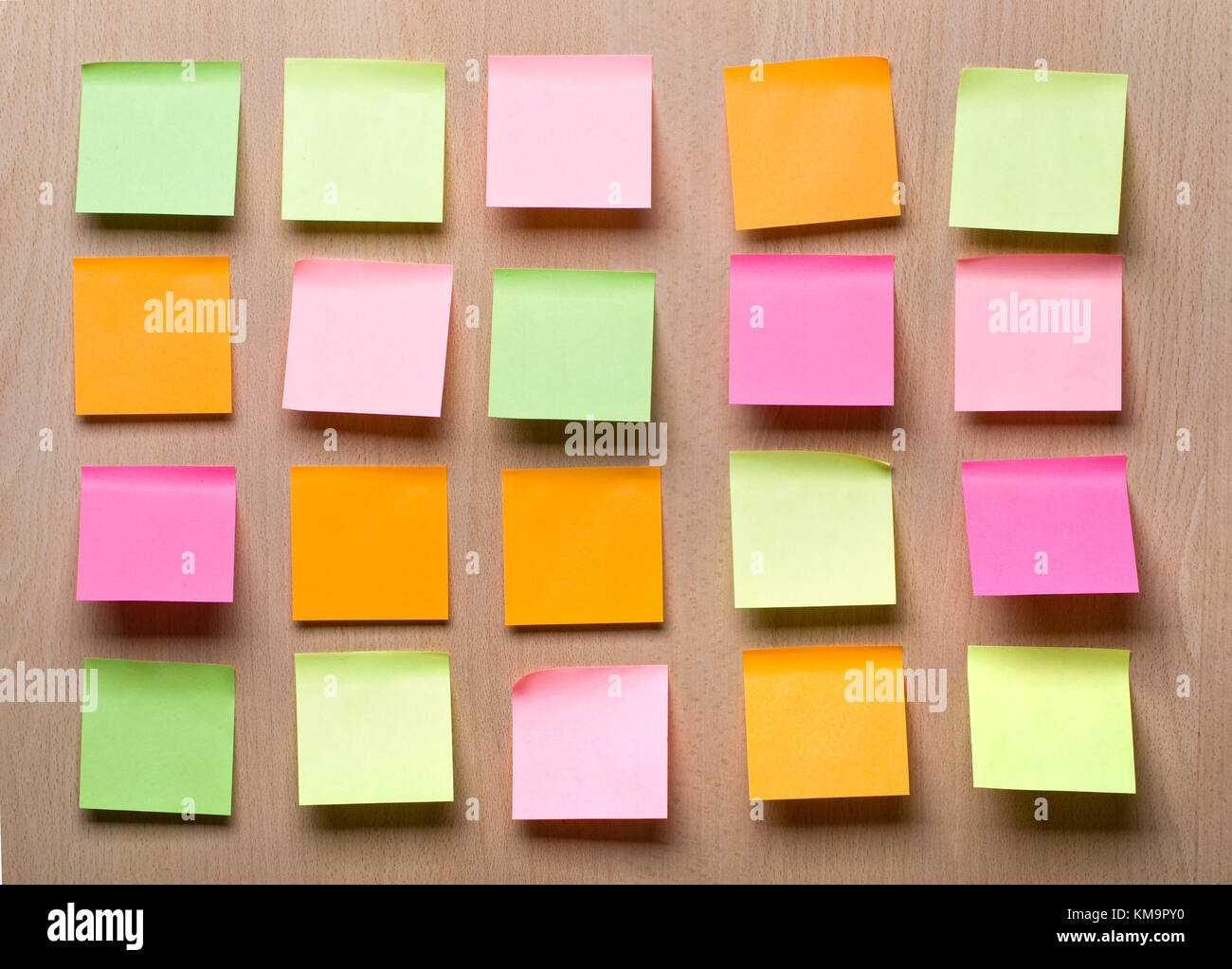 reminder notes on the bright color paper Stock Photo - Alamy