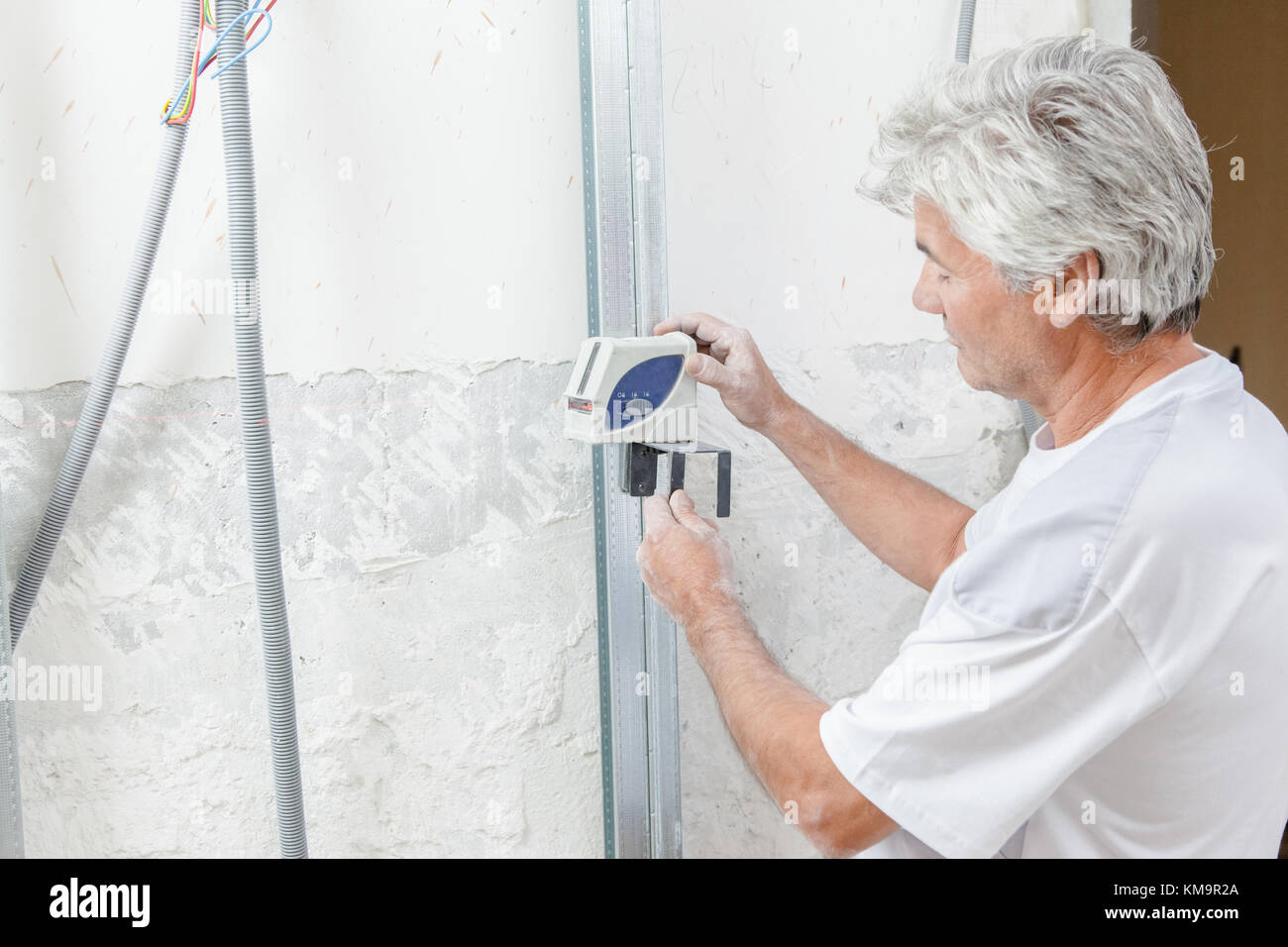 Builder measuring height tape measure hi-res stock photography and ...