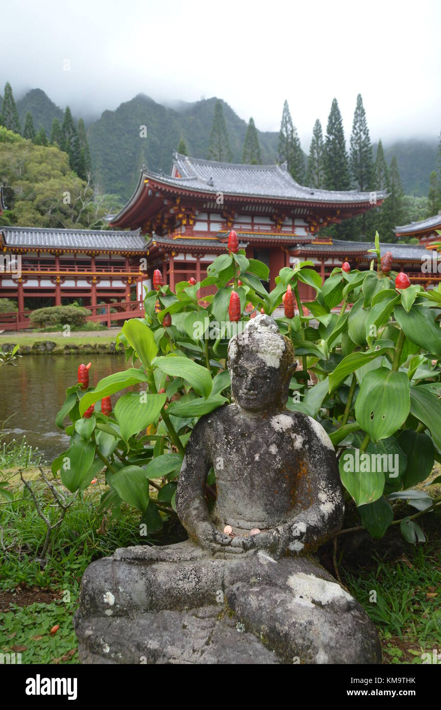 Byodo in temple japanese buddha hi-res stock photography and images - Alamy