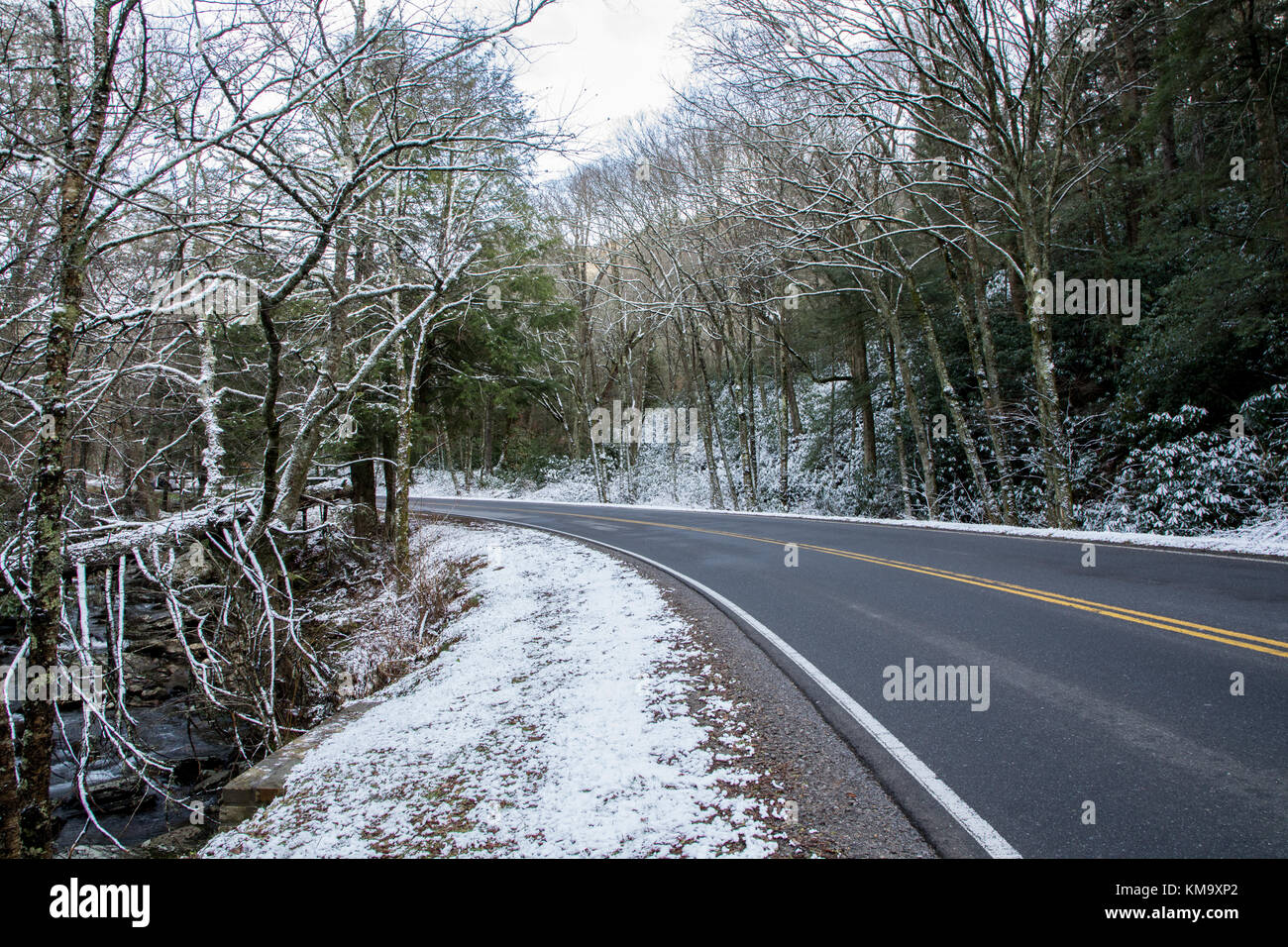 Snow on the side of the road hi-res stock photography and images - Alamy