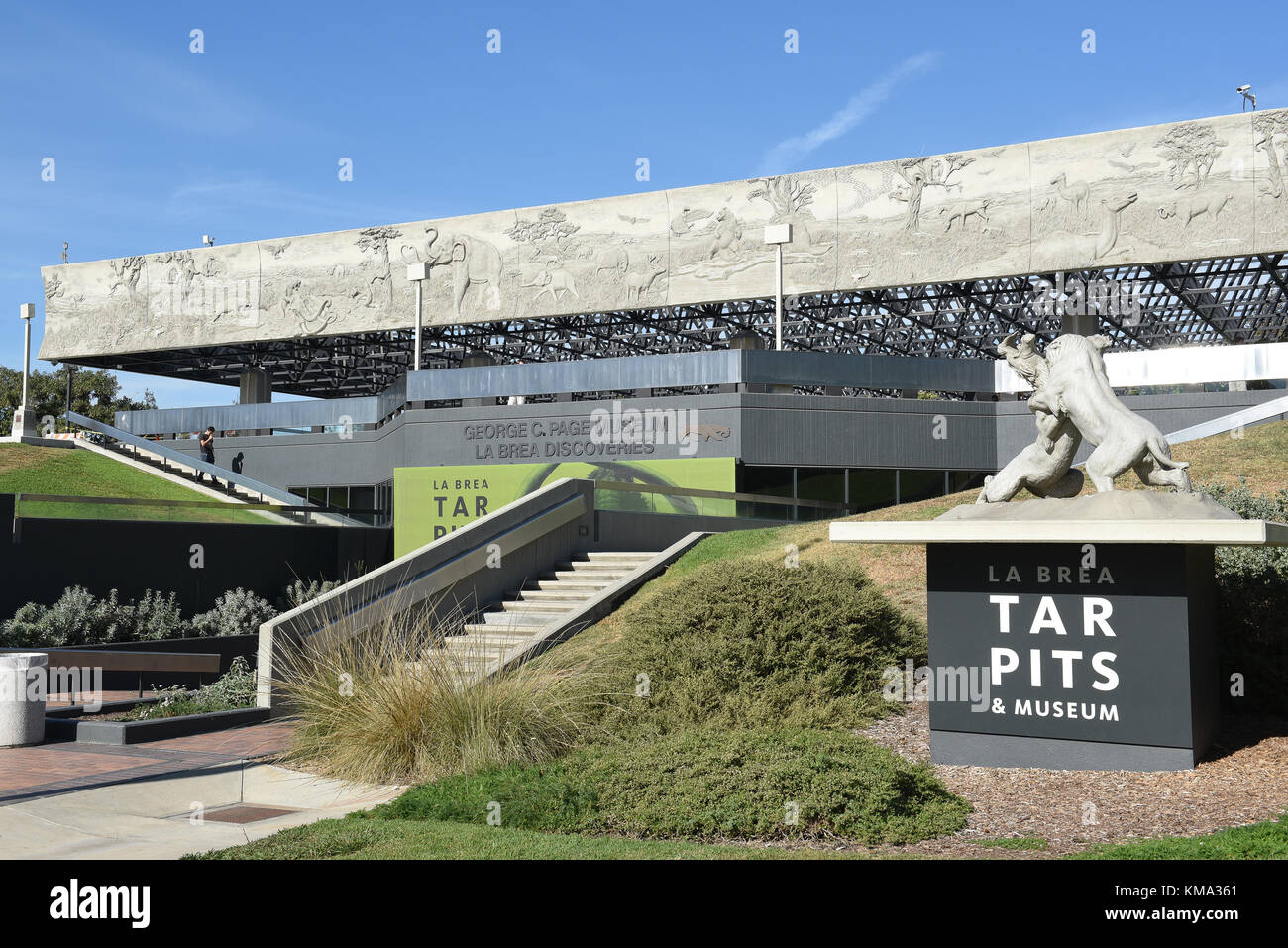 LOS ANGELES - NOVEMBER 24, 2017: George C Page Museum at the La Brea ...