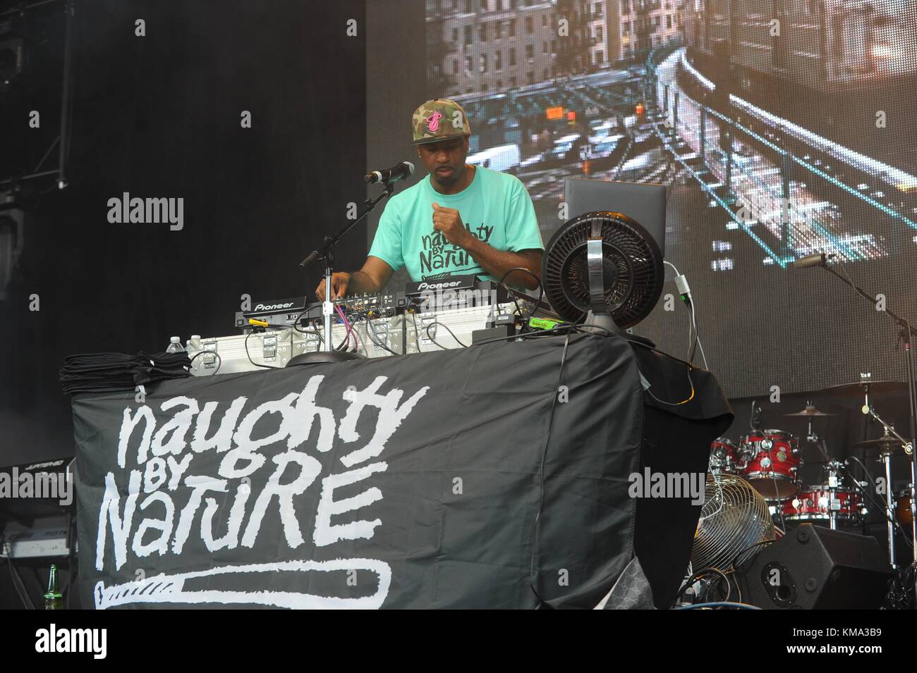 CONCORD, CA - SEPTEMBER 3: Naughty By Nature performs during KBLX Hot ...