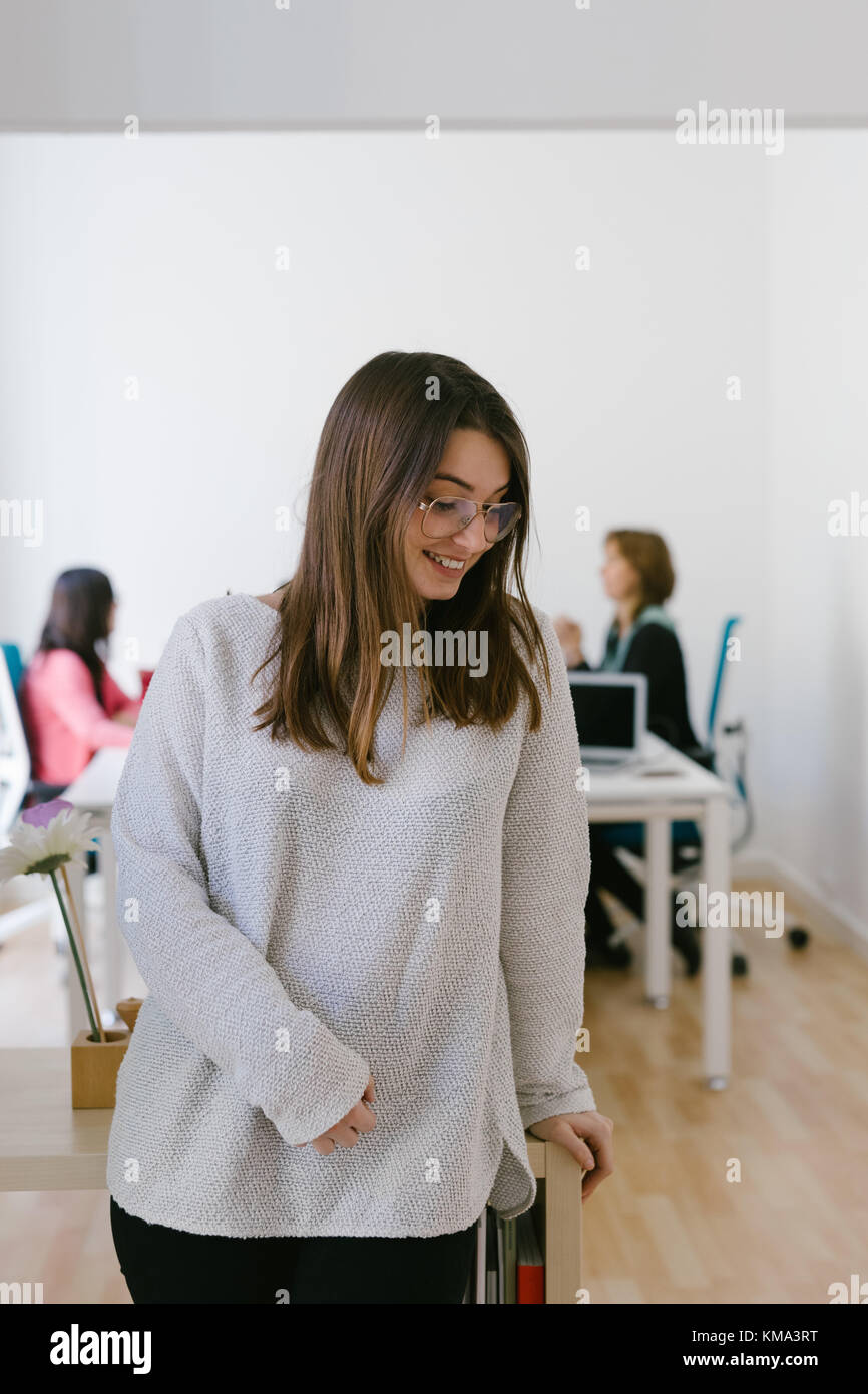 Beautiful young businesswoman workplace hi-res stock photography and ...