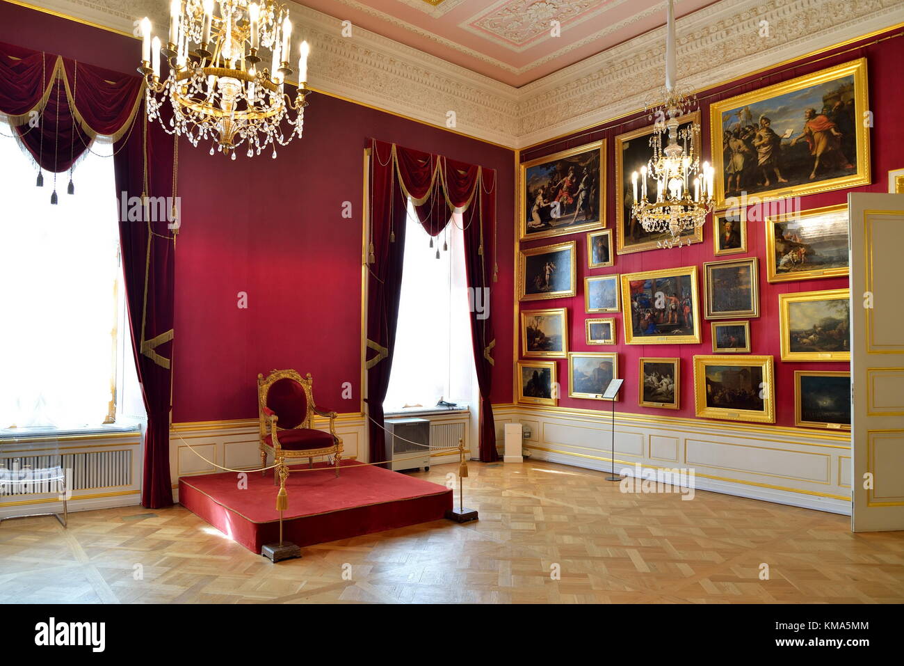Red throne room hi-res stock photography and images - Alamy