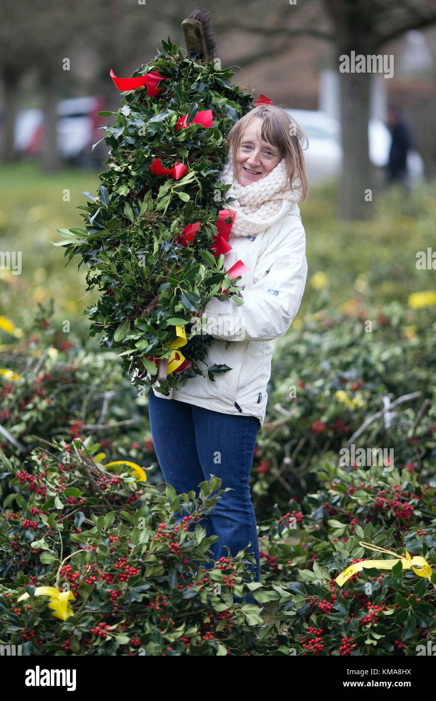 Joy Markiewicz from Essington carries holly wreaths during the annual ...