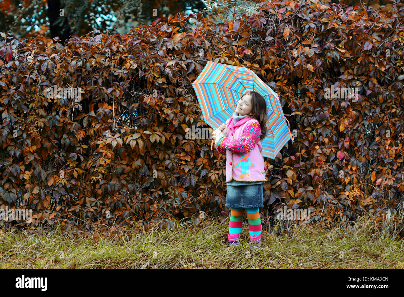 Girl in fall season hi-res stock photography and images - Alamy