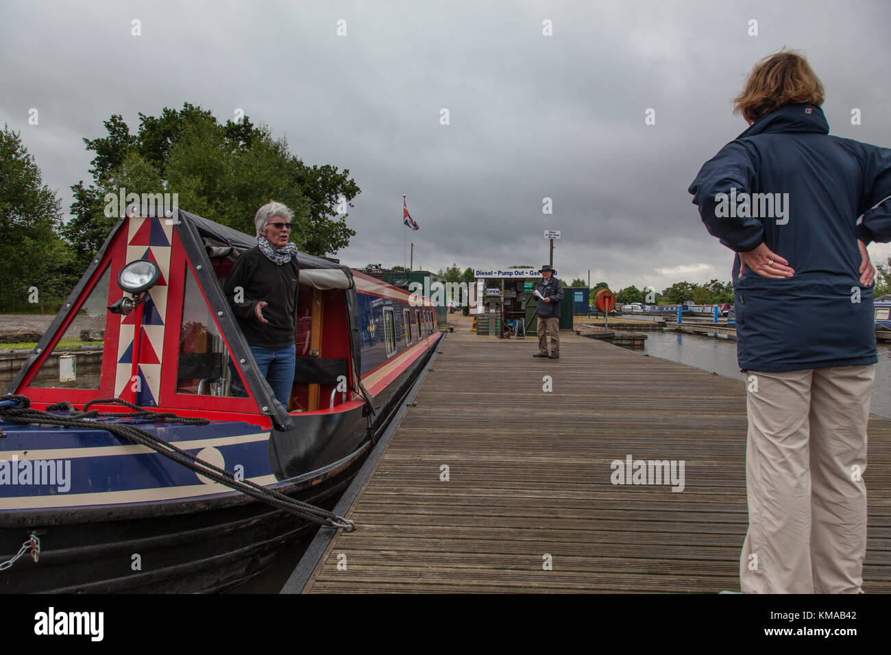 Narrowboat pontoons hi-res stock photography and images - Alamy