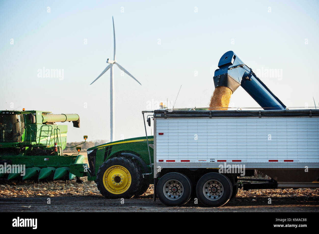 KINZE GRAIN CART CHUTE LOADING HARVESTED CORN IN TO TRANSPORT TRAILER ...