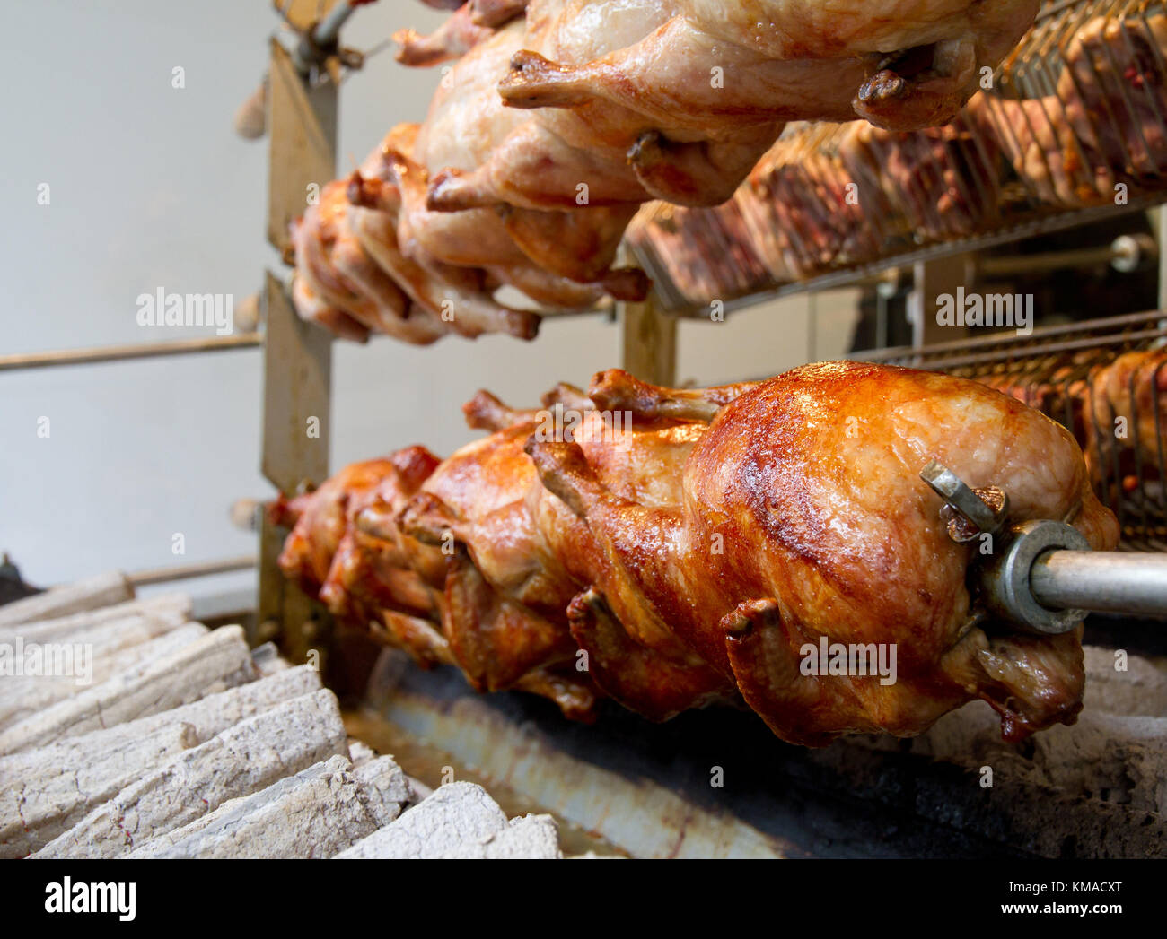 Chicken being cooked hi-res stock photography and images - Alamy
