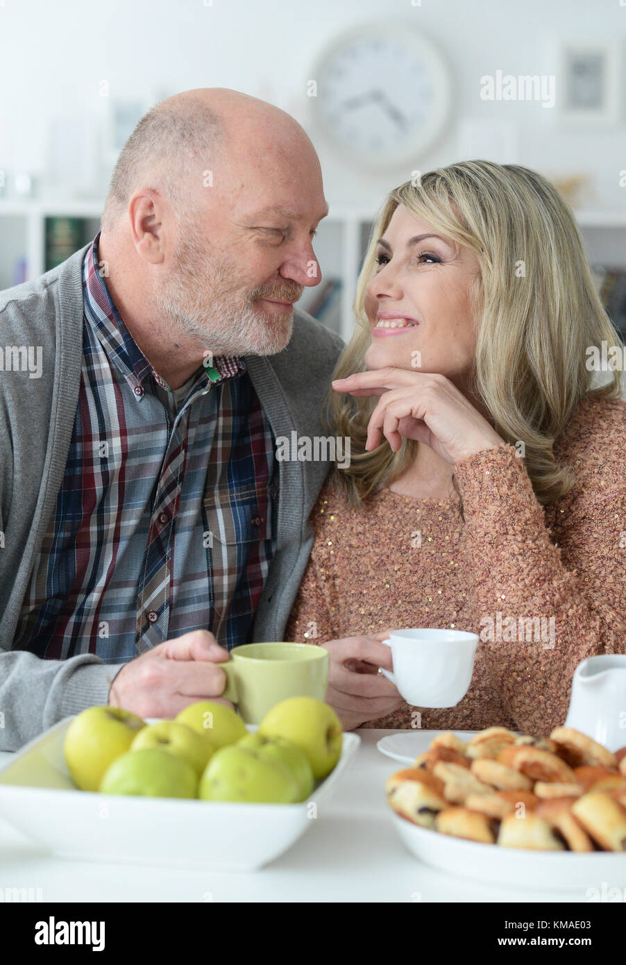 Couple sitting kitchen hi-res stock photography and images - Alamy