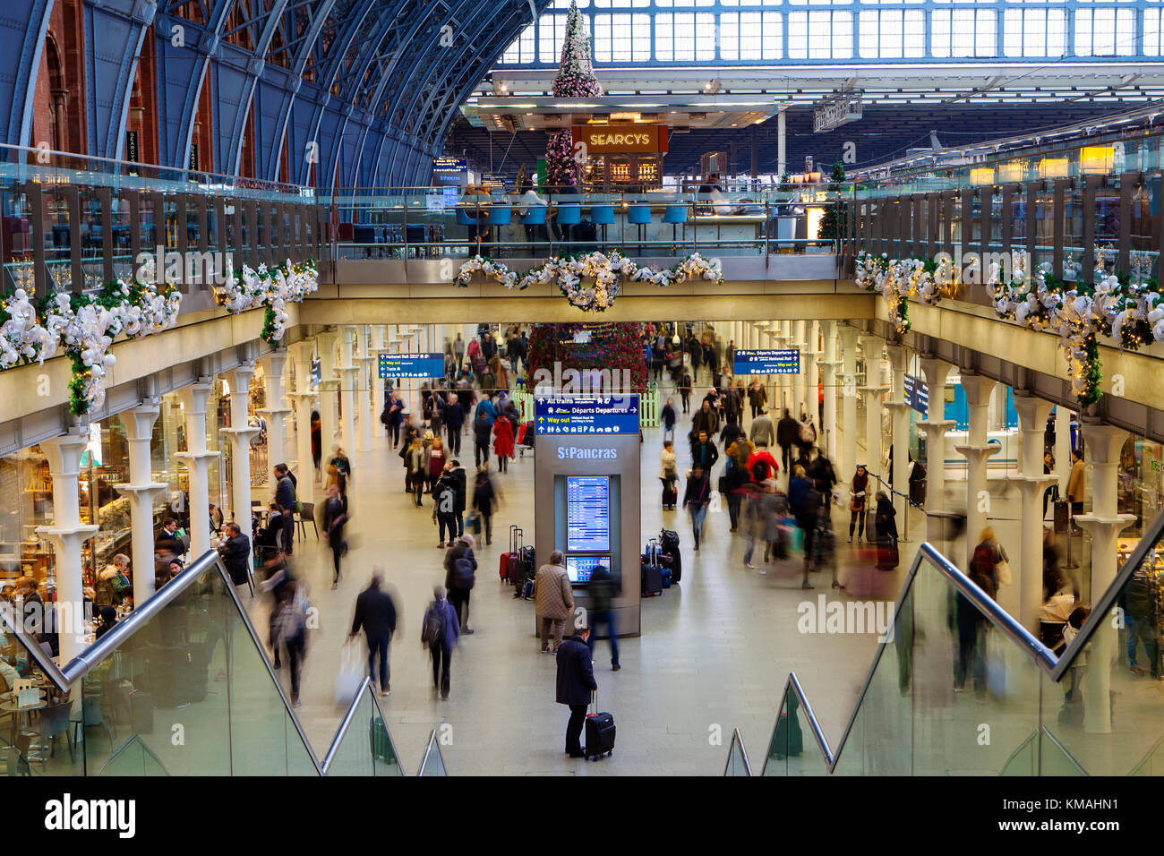 Kings cross train station interior hi-res stock photography and images ...