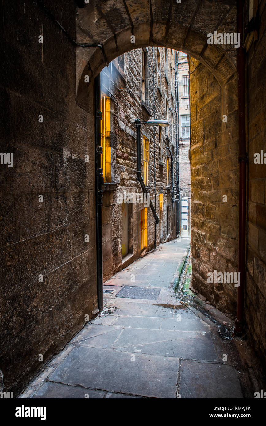 One of the closed narrow streets in Edinburgh Stock Photo - Alamy