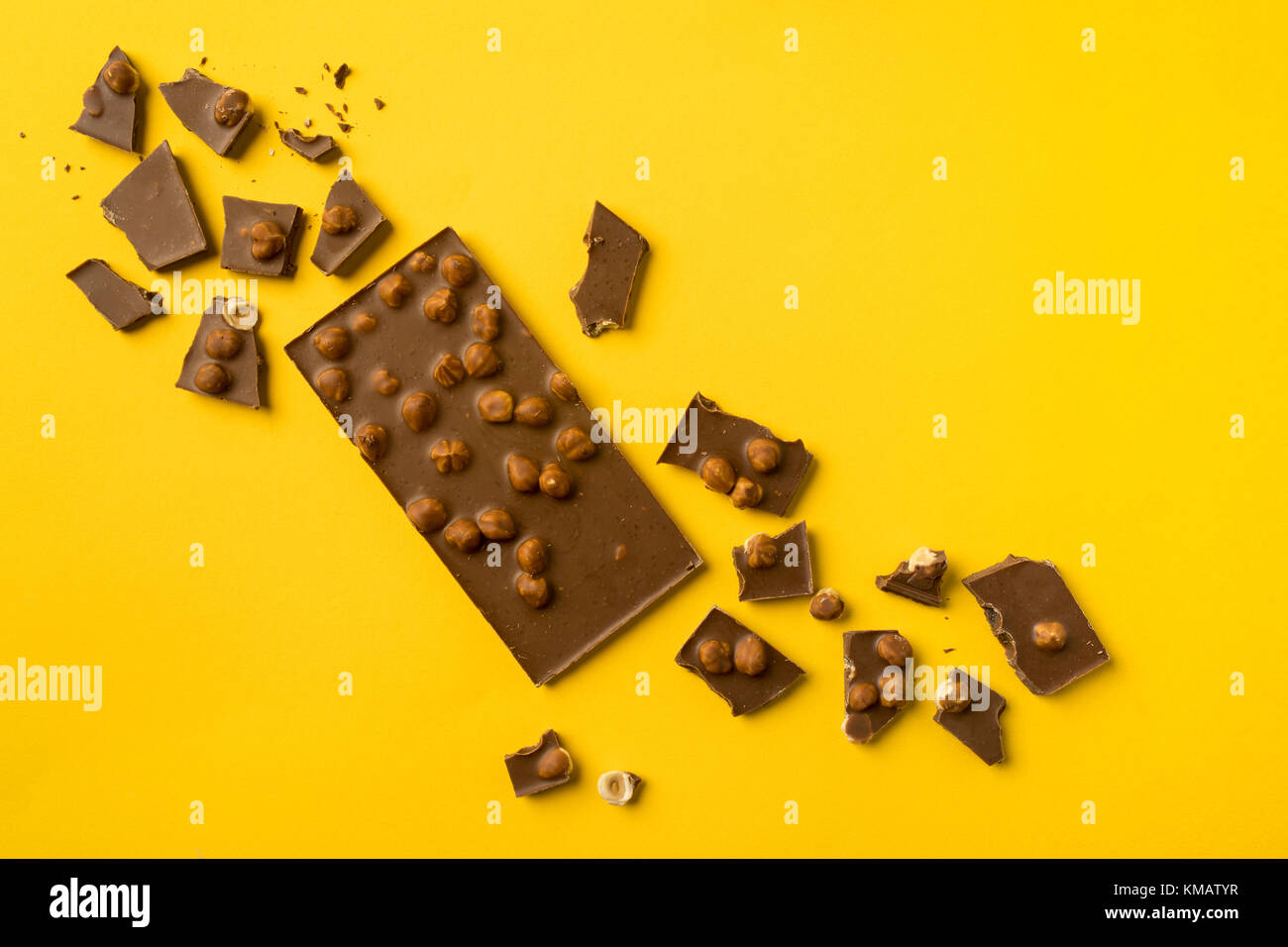 Chocolate bar with scattered pieces Stock Photo - Alamy